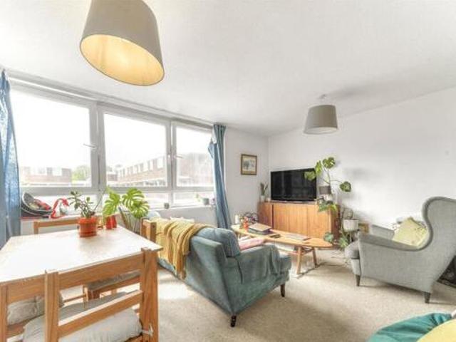 Surrey Lane, London, 3 Bedroom Flat