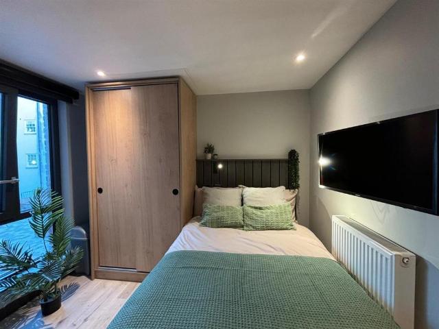 Surrey Street, Bristol BS2 Studio to rent £1,729 pcm £399 pw