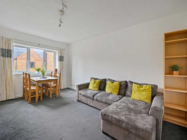 Surrey Quays 1 bed flat to rent £1,600 pcm £369 pw