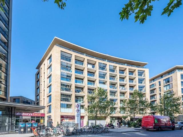 Surrey Quays Road, Canada Water. 2 bed flat to rent £2,750 pcm £635 pw
