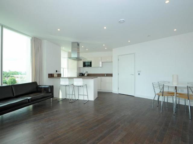 Surrey Quays Road, Surrey Quays. 2 bed flat to rent £2,800 pcm £646 pw