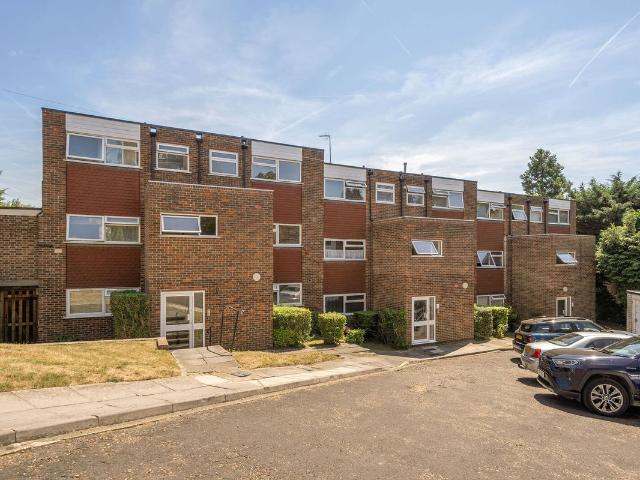 Surrey, Woking GU22, 1 bed flat to rent, £1,450 pcm | PrimeLocation