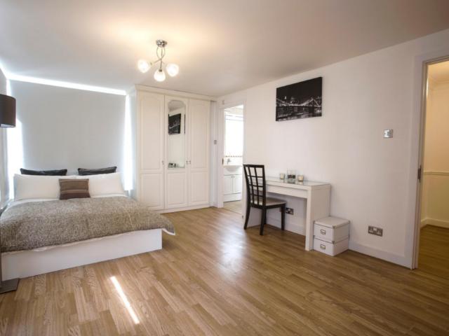 Susan Constant Court, 14 Newport. 3 bed flat to rent £2,999 pcm £692 pw