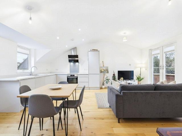 Sussex Lodge, Courtlands, Maidenhead SL6, 1 bed flat to rent, £1,300 pcm | PrimeLocation