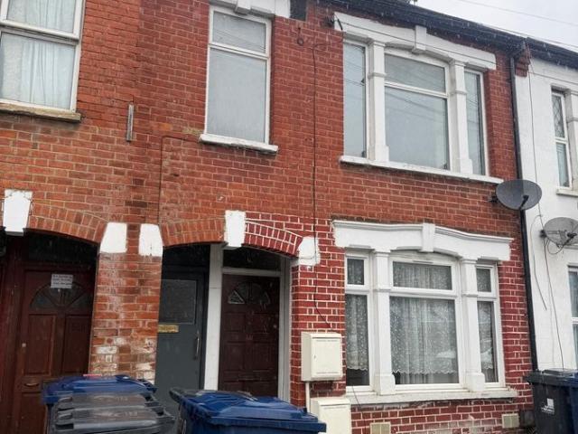 Sussex Road, Southall UB2, 3 bed flat to rent, £1,900 pcm | PrimeLocation