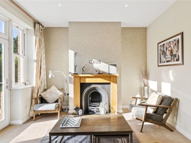 Sutton Court Road, Chiswick W4, 2 bed flat to rent, £2,500 pcm | PrimeLocation