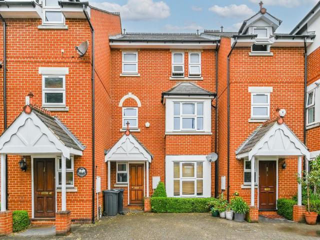 Sutton Court Road, Grove Park. 4 bed house to rent £6,000 pcm £1,385 pw
