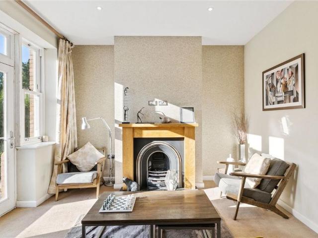 Sutton Court Road, London W4 2 bed flat to rent £10,833 pcm £2,500 pw