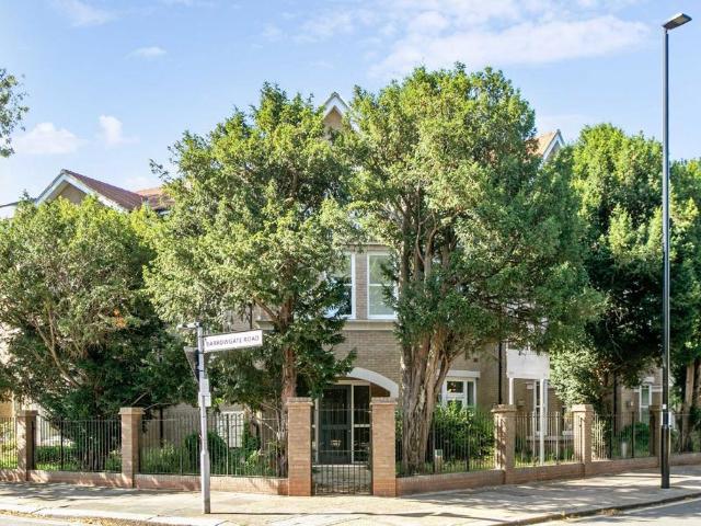 Sutton Court Road, London W4 2 bed flat to rent £2,700 pcm £623 pw