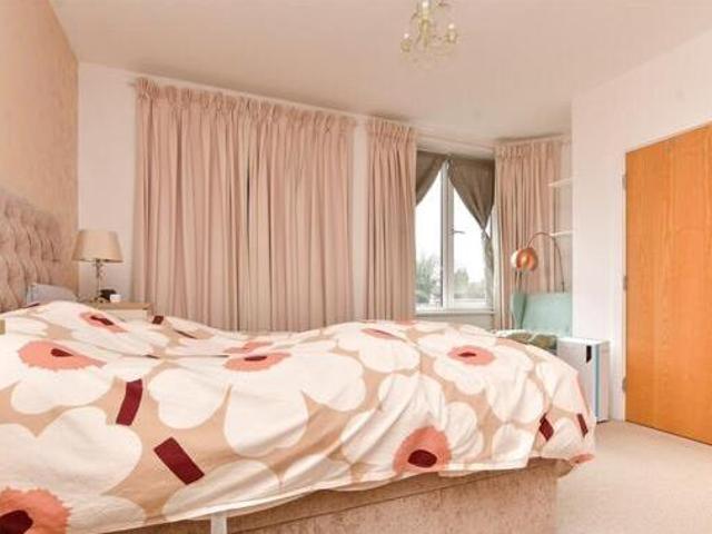 Sutton Court Road, Sutton, 3 Bedroom Flat