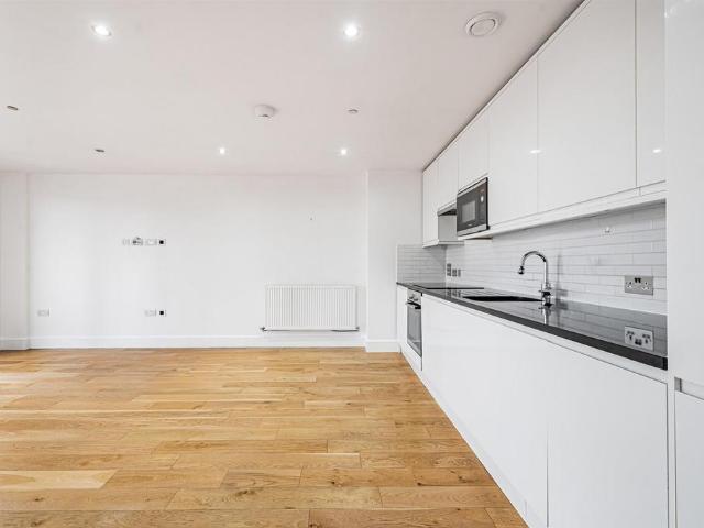 Sutton Court Road, Sutton 2 bed apartment to rent £1,850 pcm £427 pw