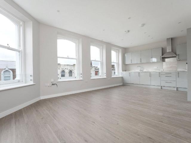 Sutton Court Road, Sutton SM1, 3 bed flat to rent, £2,100 pcm | PrimeLocation
