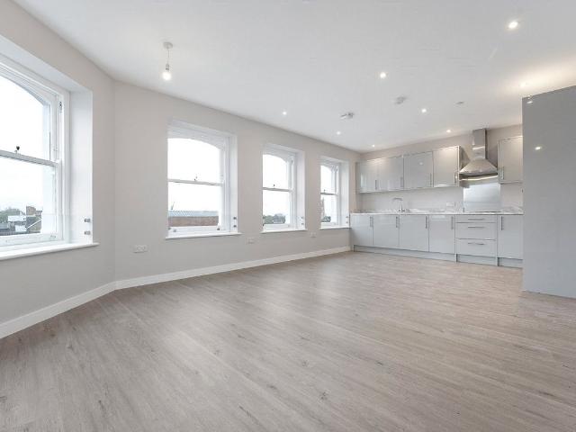 Sutton Court Road, Sutton SM1, 3 bed flat to rent, £2,100 pcm | PrimeLocation