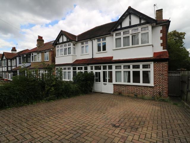 Sutton Common Road, Sutton SM1 4 bed semi detached house to rent £2,700 pcm £623 pw