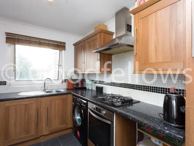 Sutton Common Road, Surrey SM1 2 bed apartment to rent £1,650 pcm £381 pw