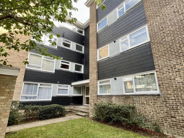 Sutton Grove, Sutton SM1 Studio to rent £1,150 pcm £265 pw