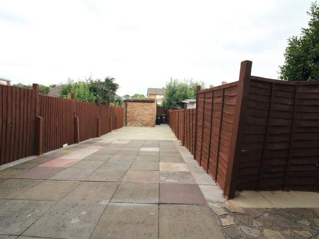 Sutton Lane, Hounslow 2 bed flat to rent £1,800 pcm £415 pw