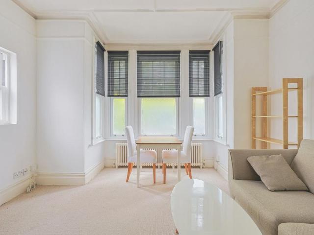 Sutton Lane South, London, W4 1 bed flat to rent £1,800 pcm £415 pw