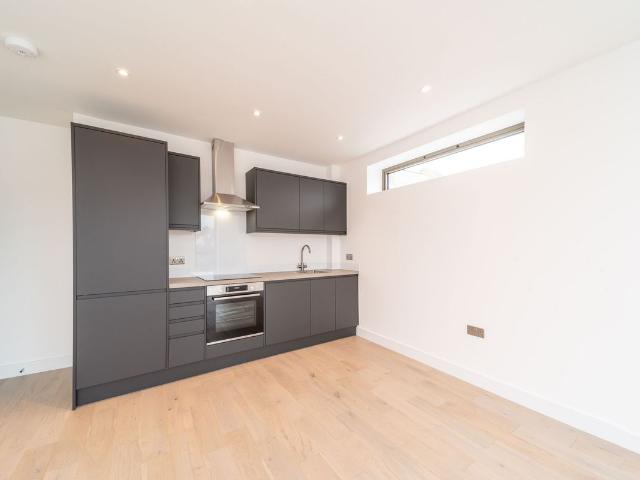 Sutton SM1, 1 bed flat to rent, £1,350 pcm | PrimeLocation