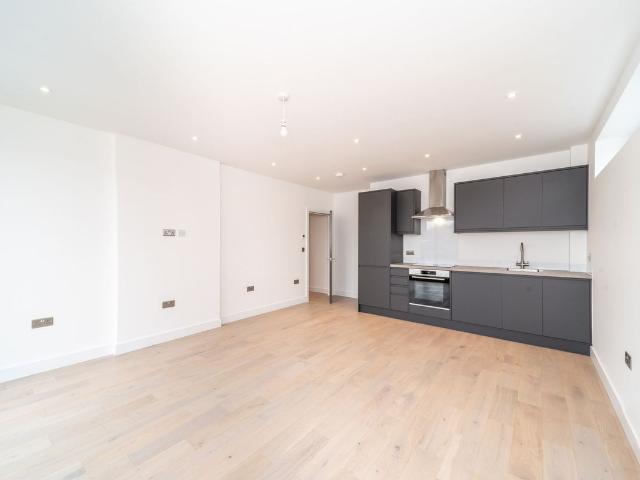Sutton SM1, 1 bed flat to rent, £1,350 pcm | PrimeLocation
