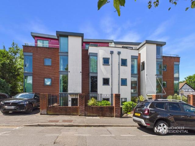 Sutton SM2 2 bed flat to rent £1,750 pcm £404 pw