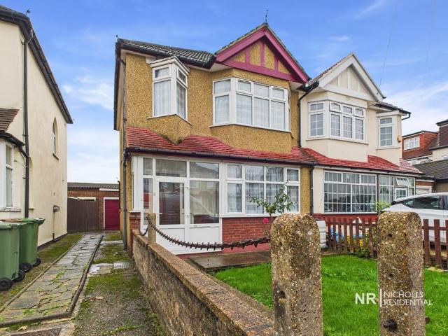 Sutton SM3 3 bed semi detached house to rent £2,300 pcm £531 pw