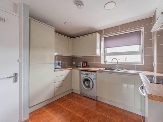 Sutton Street, Shadwell, London E1, 3 bed flat to rent, £3,000 pcm | PrimeLocation