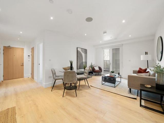 Sutton Park House SM1 2 bed flat to rent £2,300 pcm £531 pw