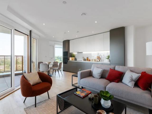 Sutton Park House, Sutton SM1, 2 bed flat to rent, £2,300 pcm | PrimeLocation