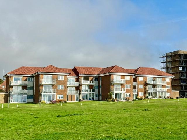 Sutton Place, Bexhill on Sea, TN40 2 bed flat to rent £1,295 pcm £299 pw