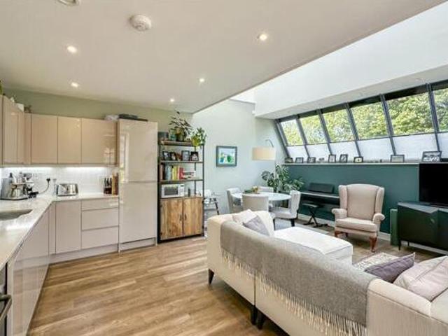 Sutton Road, Hansell Gardens, St. Albans, 2 Bedroom Maisonette