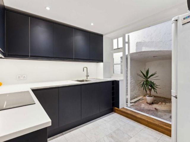 Sutherland Avenue, London W9 Studio to rent £2,150 pcm £496 pw
