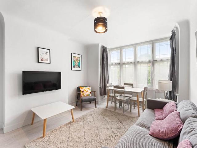 Sutherland Grove, London 4 bed flat to rent £4,500 pcm £1,038 pw