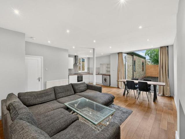 Sutherland Grove, London 1 bed flat to rent £2,500 pcm £577 pw