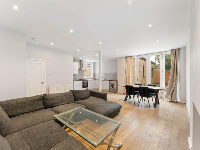 Sutherland Grove, London 1 bed flat to rent £2,500 pcm £577 pw