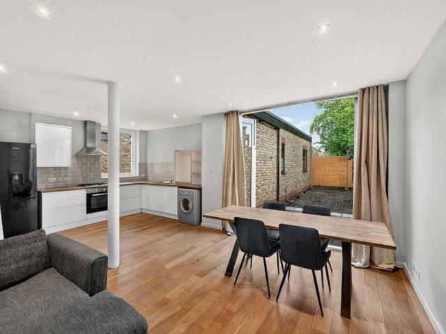 Sutherland Grove, West Hill SW18, 1 bed flat to rent, £2,500 pcm | PrimeLocation