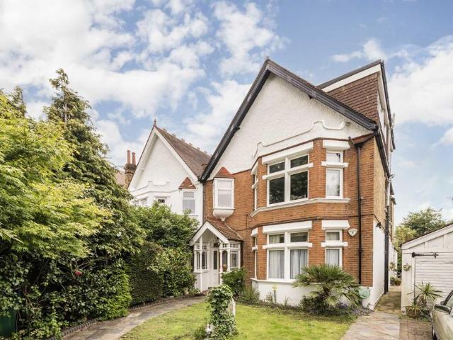 Sutherland Road, London W13 3 bed flat to rent £2,400 pcm £554 pw