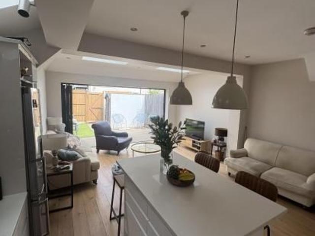 SW18 Bright double room in stylish shared home | Bills and cleaner included | Quiet, clean and ideal for professionals | Close to Southfields and Earlsfield stations | Available now