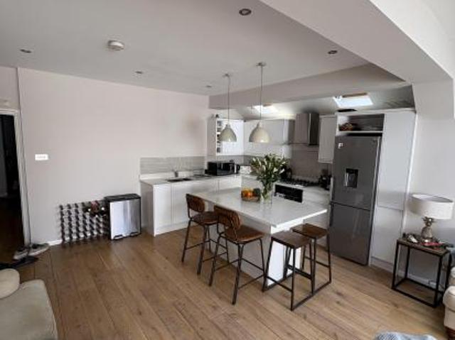SW18 Bright double room in stylish shared home | Bills and cleaner included | Quiet, clean and ideal for professionals | Close to Southfields and Earlsfield stations | Available now