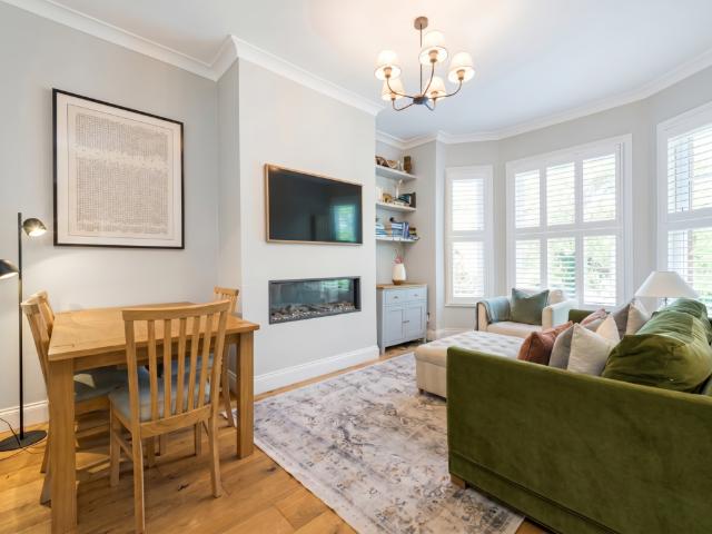 SW19 8JG 3 bed apartment to rent £2,750 pcm £635 pw