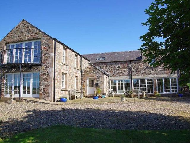 Sympathetically converted in 2005 this contemporary 3 bed detached barn conversion enjoys and enviable location. Sitting in it's own private south facing garden