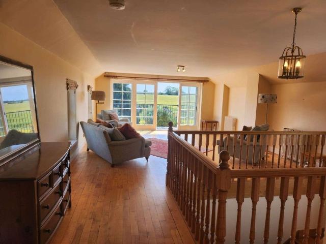 Sympathetically converted in 2005 this contemporary 3 bed detached barn conversion enjoys and enviable location. Sitting in it's own private south facing garden
