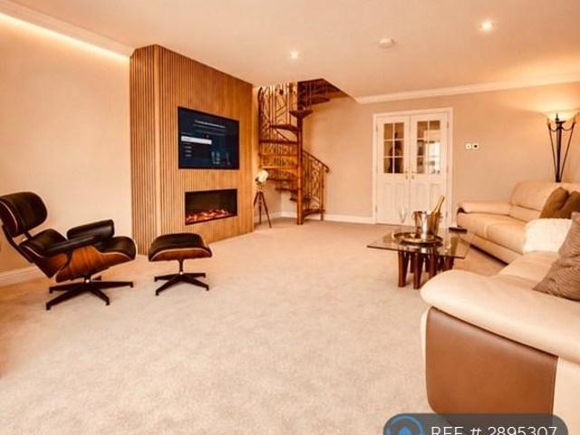 Symphony Court, Birmingham, B16 2 bed penthouse to rent £3,000 pcm £692 pw
