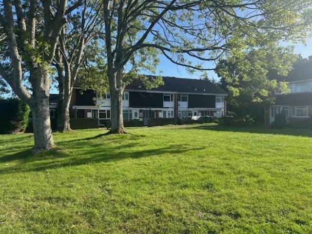 Sycamore Avenue, Horsham 1 bed maisonette to rent £1,225 pcm £283 pw