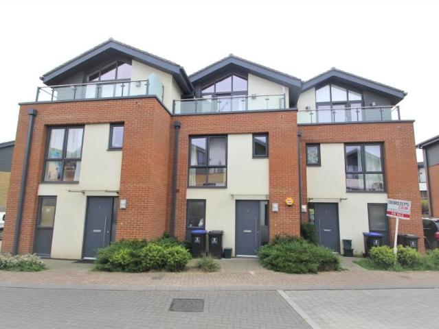 Sycamore Avenue, Woking GU22, 3 bed property to rent, £2,250 pcm | PrimeLocation