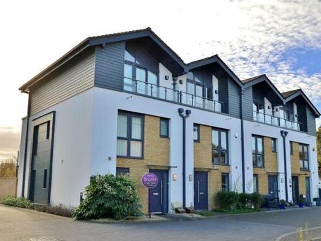 Sycamore Avenue, Woking, 4 Bedroom End