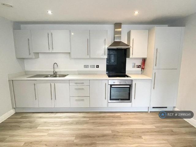 Sycamore Court, Luton, LU2 2 bed flat to rent £1,299 pcm £300 pw