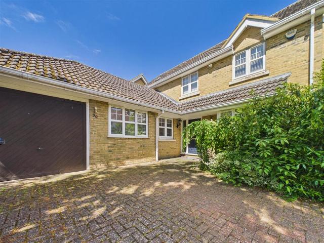 Sycamore Close, Hitchin SG4 4 bed house to rent £3,200 pcm £738 pw