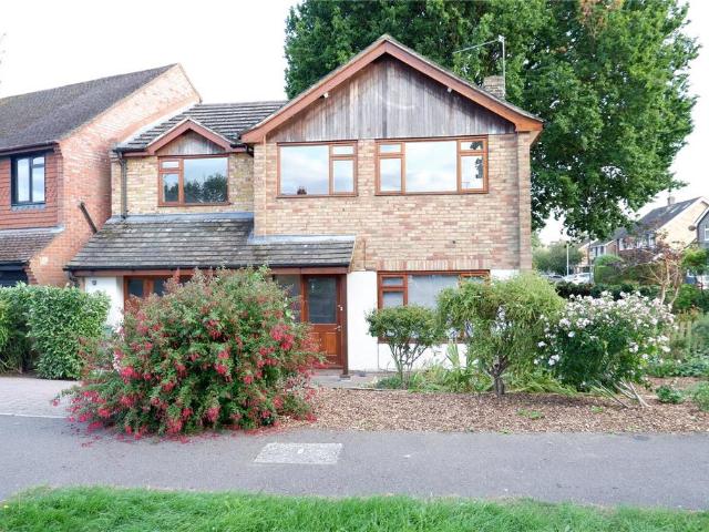 Sycamore Drive, Berkshire RG10 4 bed detached house to rent £2,400 pcm £554 pw
