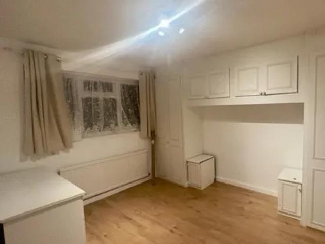 Sycamore Grove, London, NW9 8RB, United Kingdom | Room for rent #165458892 | Rentberry